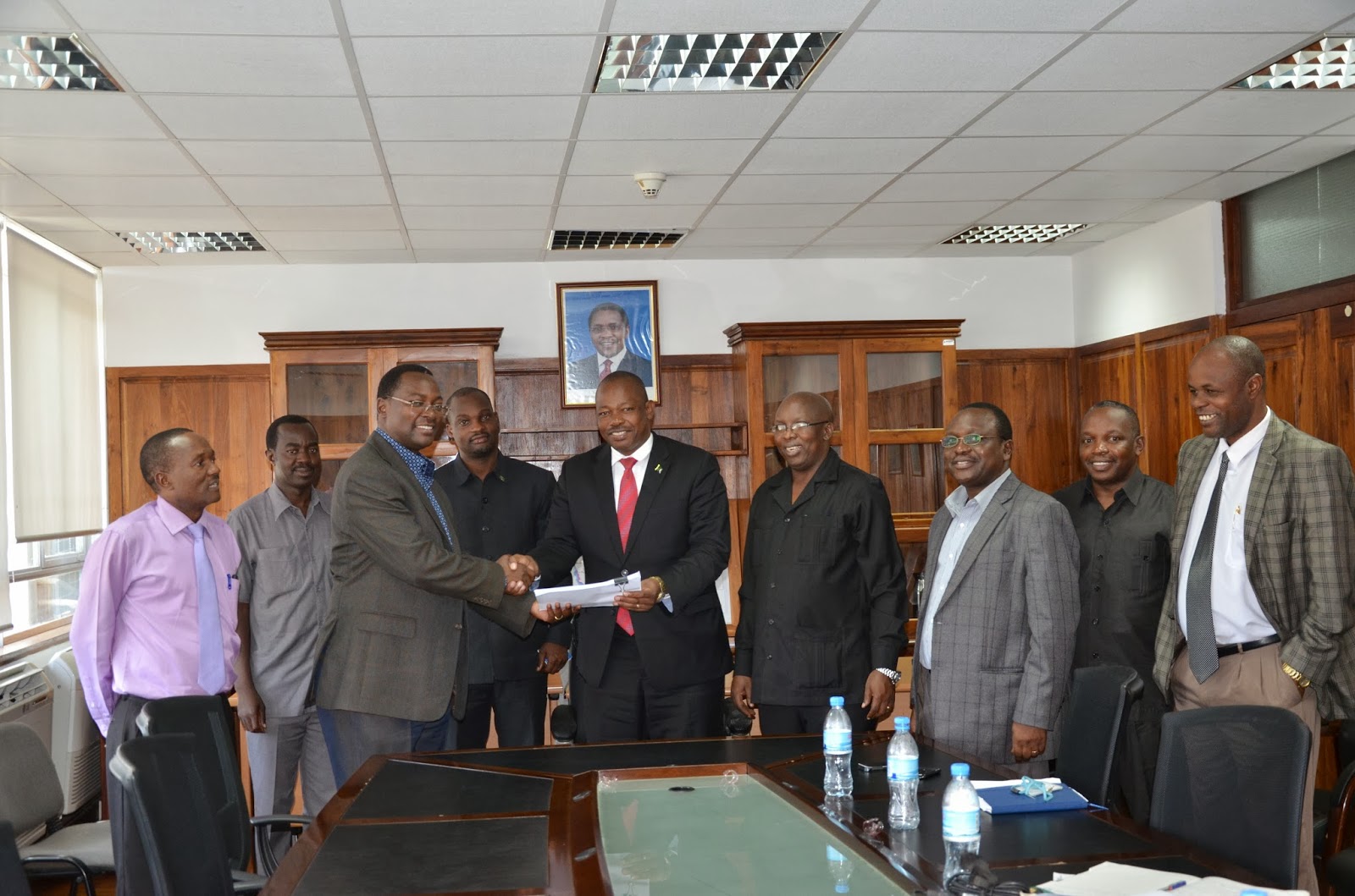 NAIBU WAZIRI GEORGE SIMBACHAWENE AMKABIDHI OFISI MHE. CHARLES KITWANGA ...